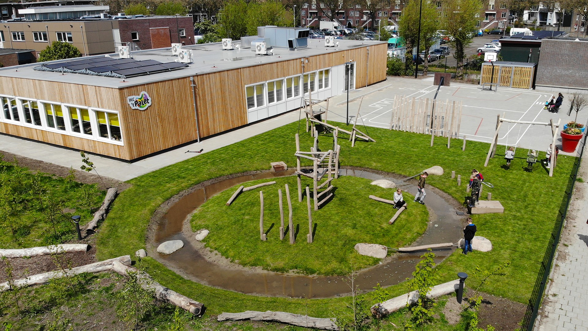 Spelen en leren in het groen op speelplein bij IKC ’t Palet